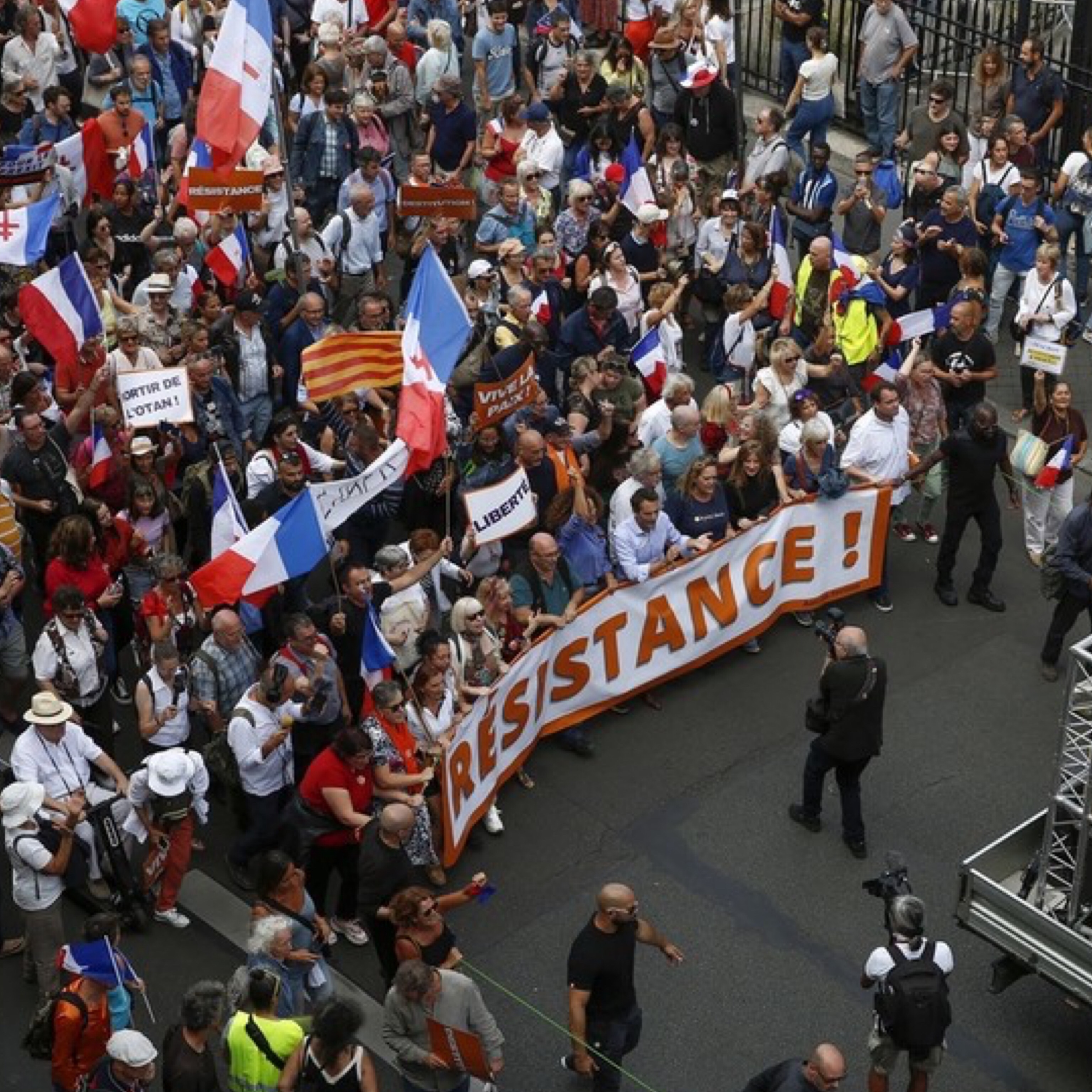 Video: A massive crowd of protesters marched through the center of the ...