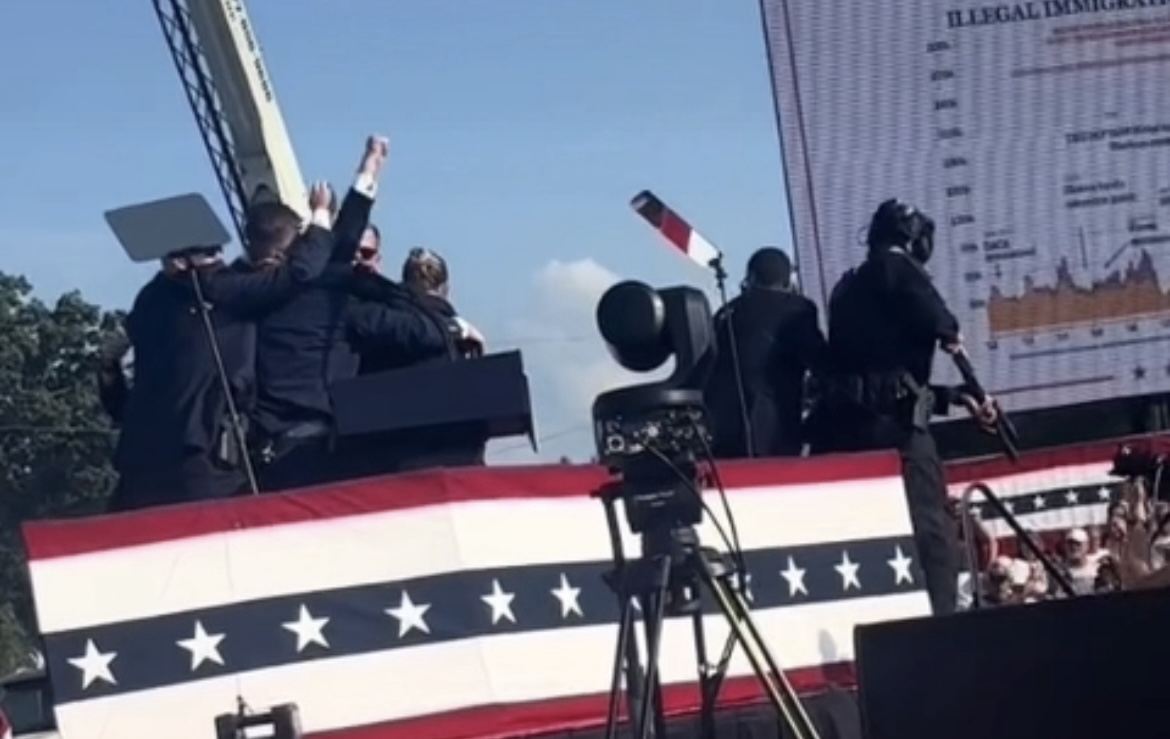 Video: Trump first pump the crowd before he was let off the stage ...